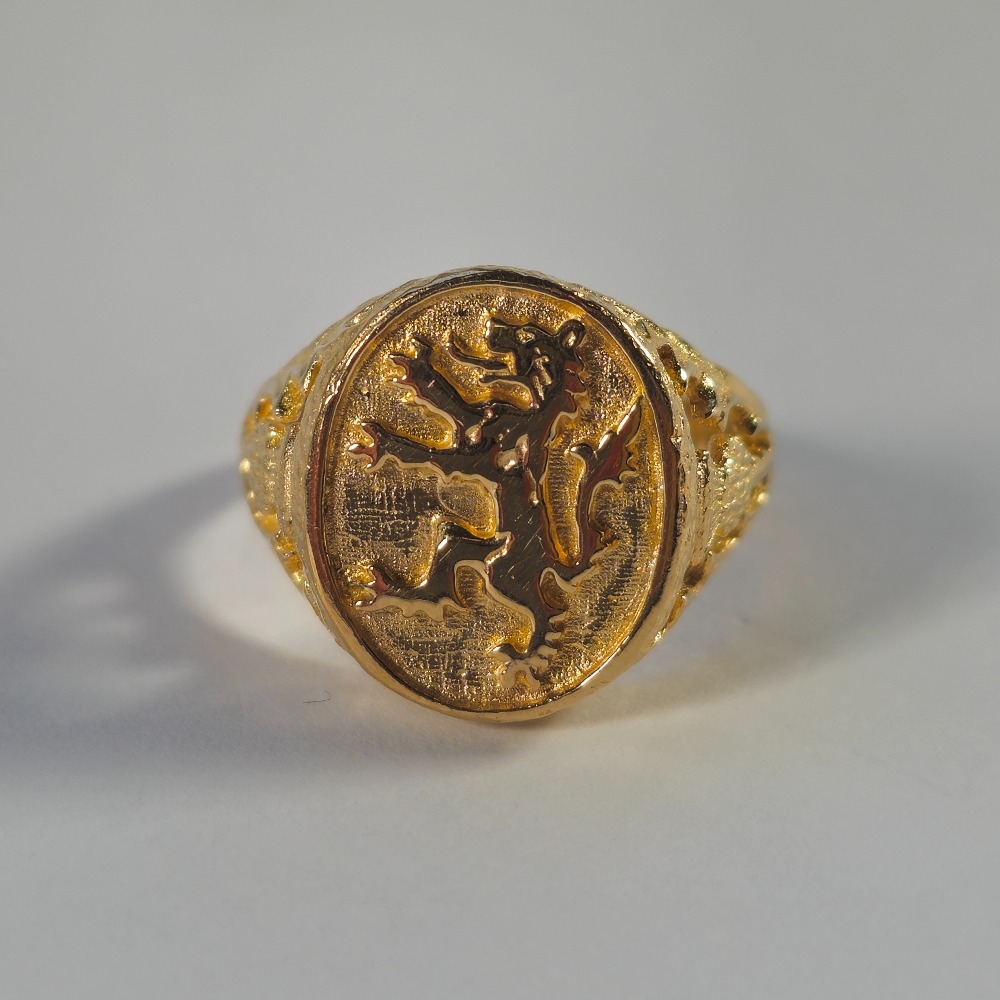 Pre-owned 9ct Gold Lion & Thistle Oval Signet Ring Size S1/2 - Own4Less